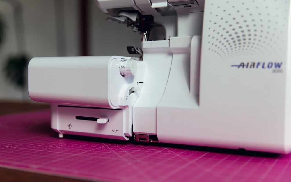 Brother Airflow 3000 overlockmaskin med elektronisk lufttreer. | Brothersy, symaskiner ...